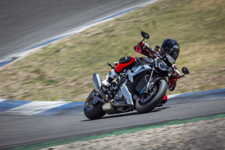 BATTLAX RS12 de Bridgestone: Performance route et circuit